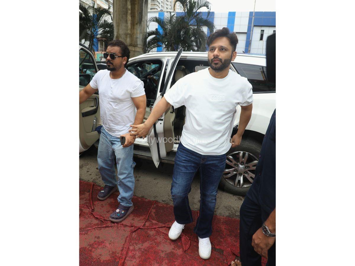 Mika Singh, Mannara Chopra, Daisy Shah, Rahul Vaidya & Others At Shera ...