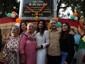 Raveena Tandon Unveils Chowk Named After Her Father, Filmmaker Ravi Tandon